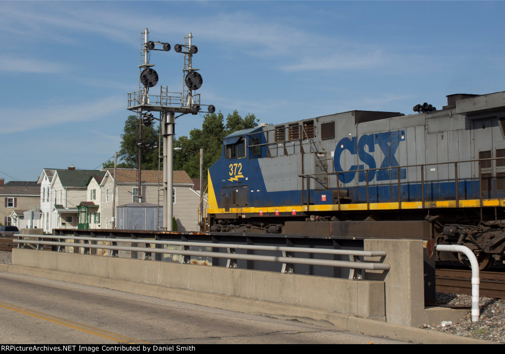 CSX 372 leads K424.